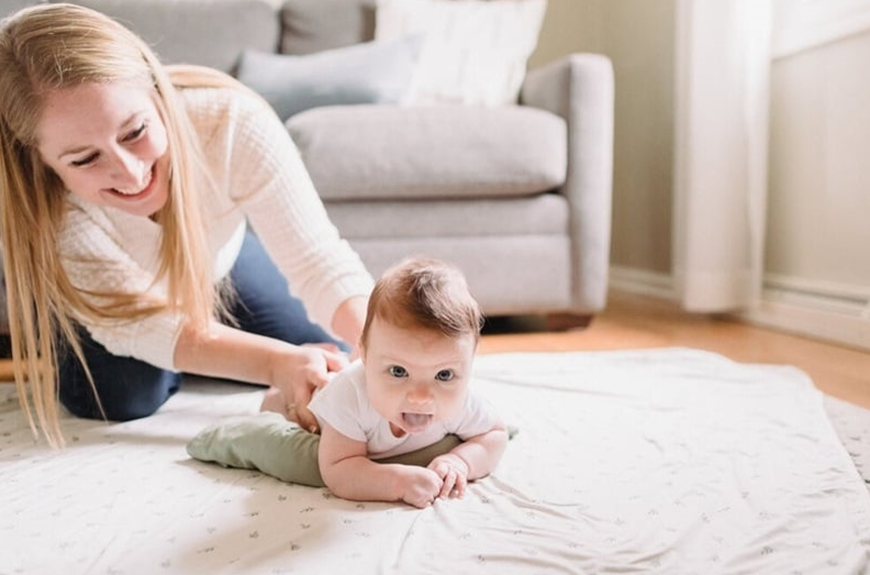 Lẫy là gì? Có nên cho trẻ lẫy sớm không?